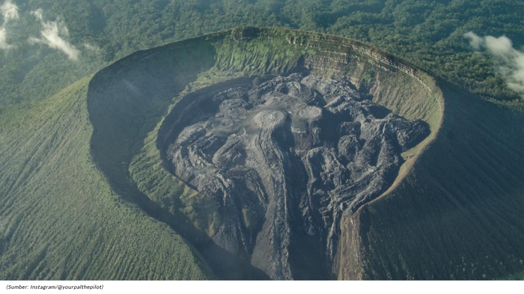 Gunung Ibu Kembali Erupsi, Tinggi Letusan 600 Meter di Atas Puncak ...