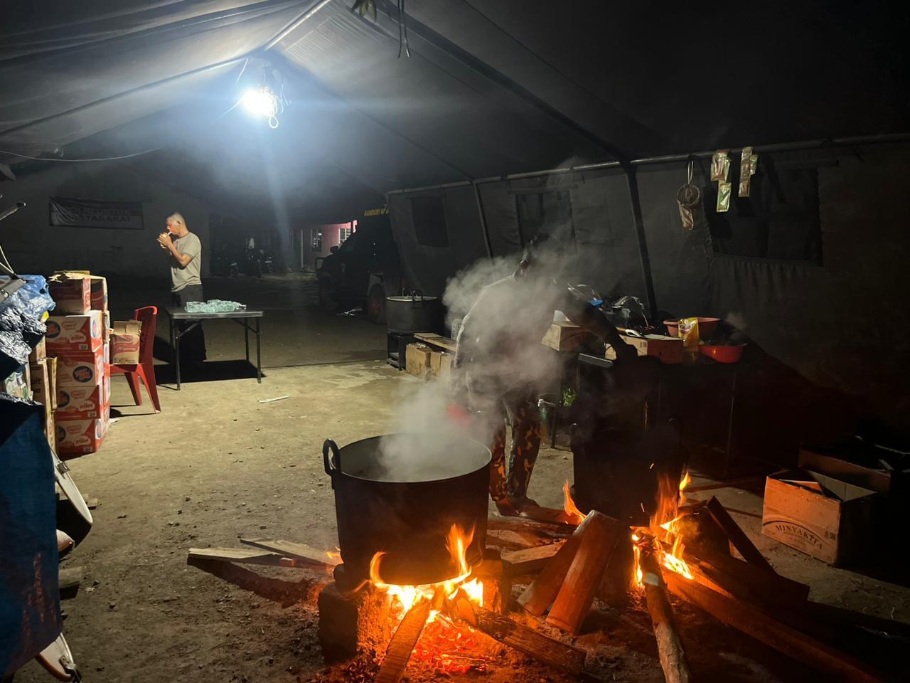Dapur Umum Polri Terus Beroperasi Layani Pengungsi di Aceh Tamiang dan ...